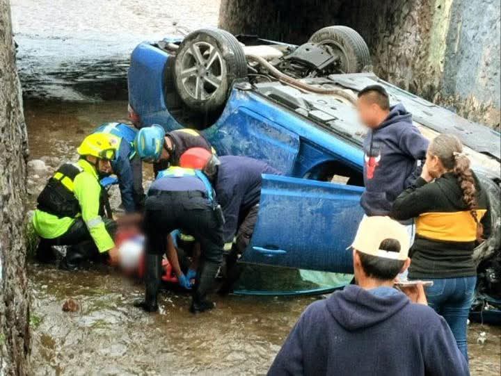 Una persona lesionada tras caer a un canal
